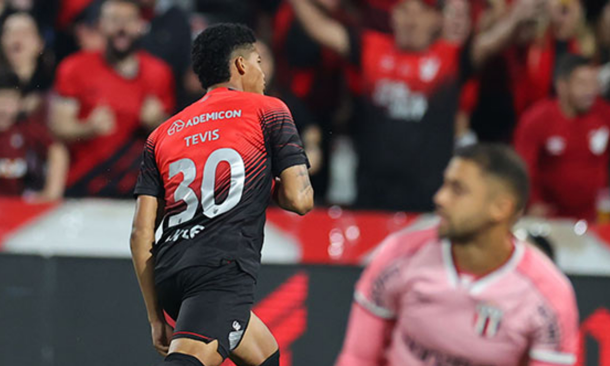 Emprestado pelo Cruzeiro, Tevis marca primeiro gol pelo Athletico-PR ...